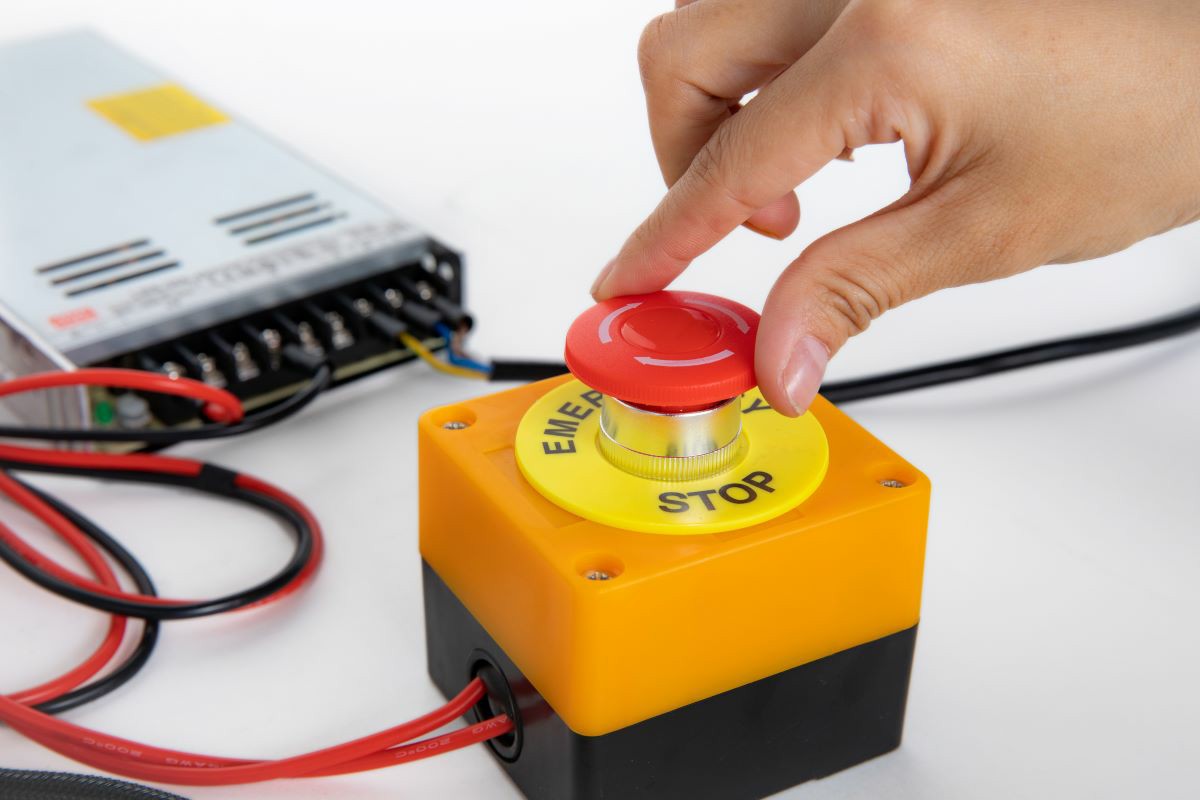 开启电源. 执行器的供电电压范围为直流24V-45V.